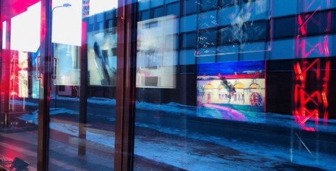 Ventspils Teātra namā “Jūras vārti” logos eksponēti mākslas darbi no ...