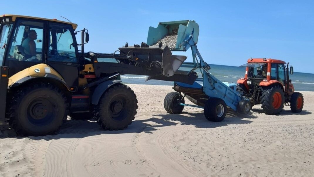 Ventspils Zilā karoga pludmalē tiek attīrītas smiltis | VENTSPILNIEKS.LV